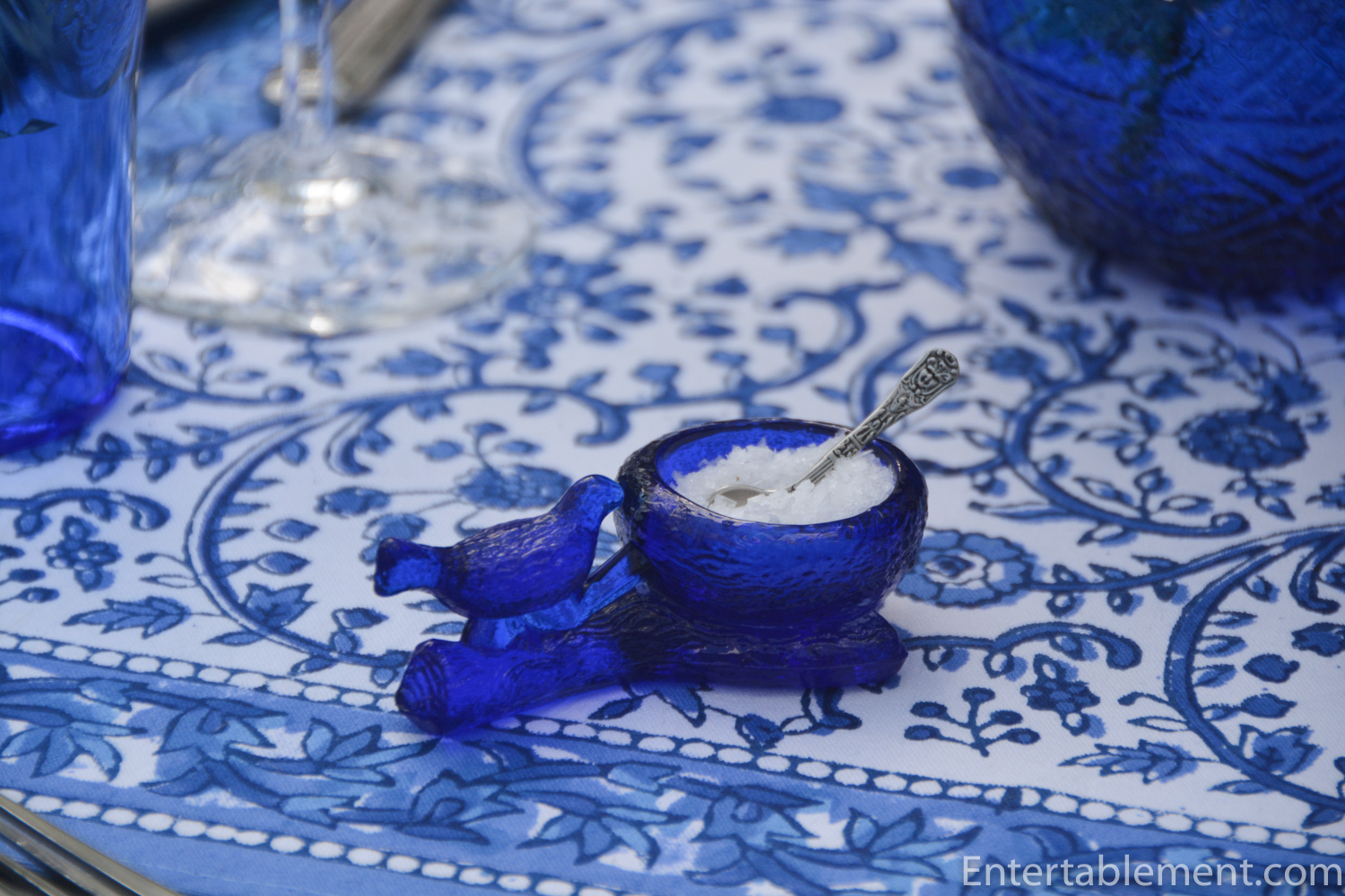 Cobalt Blue for a Summer Outdoor Dinner - Entertablement